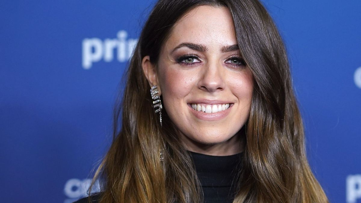 Vanessa Mai streckt uns ihre (fast) nackten Brüste entgegen - und das ...