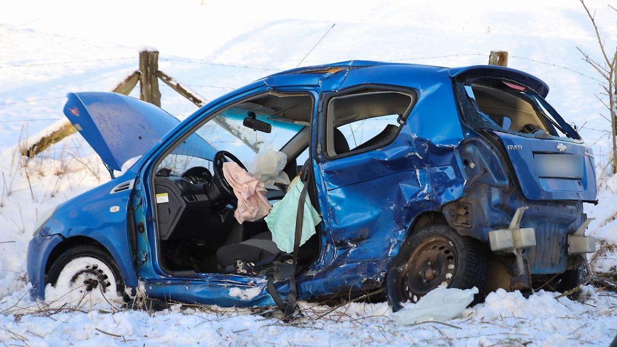 Auto-Unfall wegen Glätte: Mutter (47) stirbt - Sohn (15) wird schwer verletzt