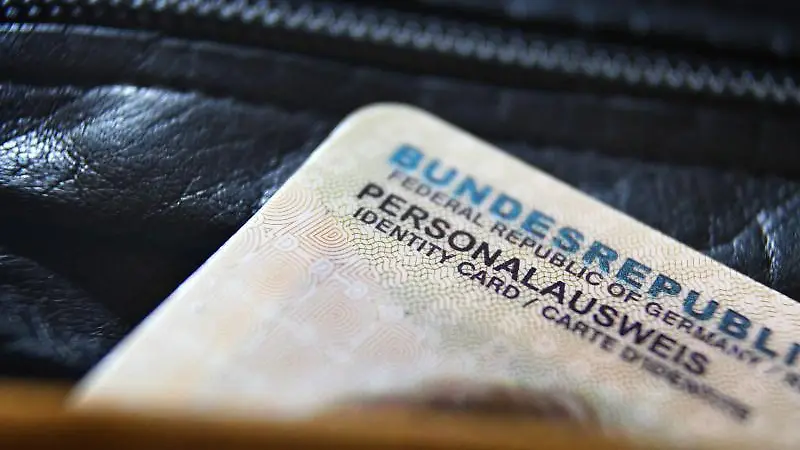 Sicherheitslücke beim digitalen Personalausweis - Hacker kann mit ...
