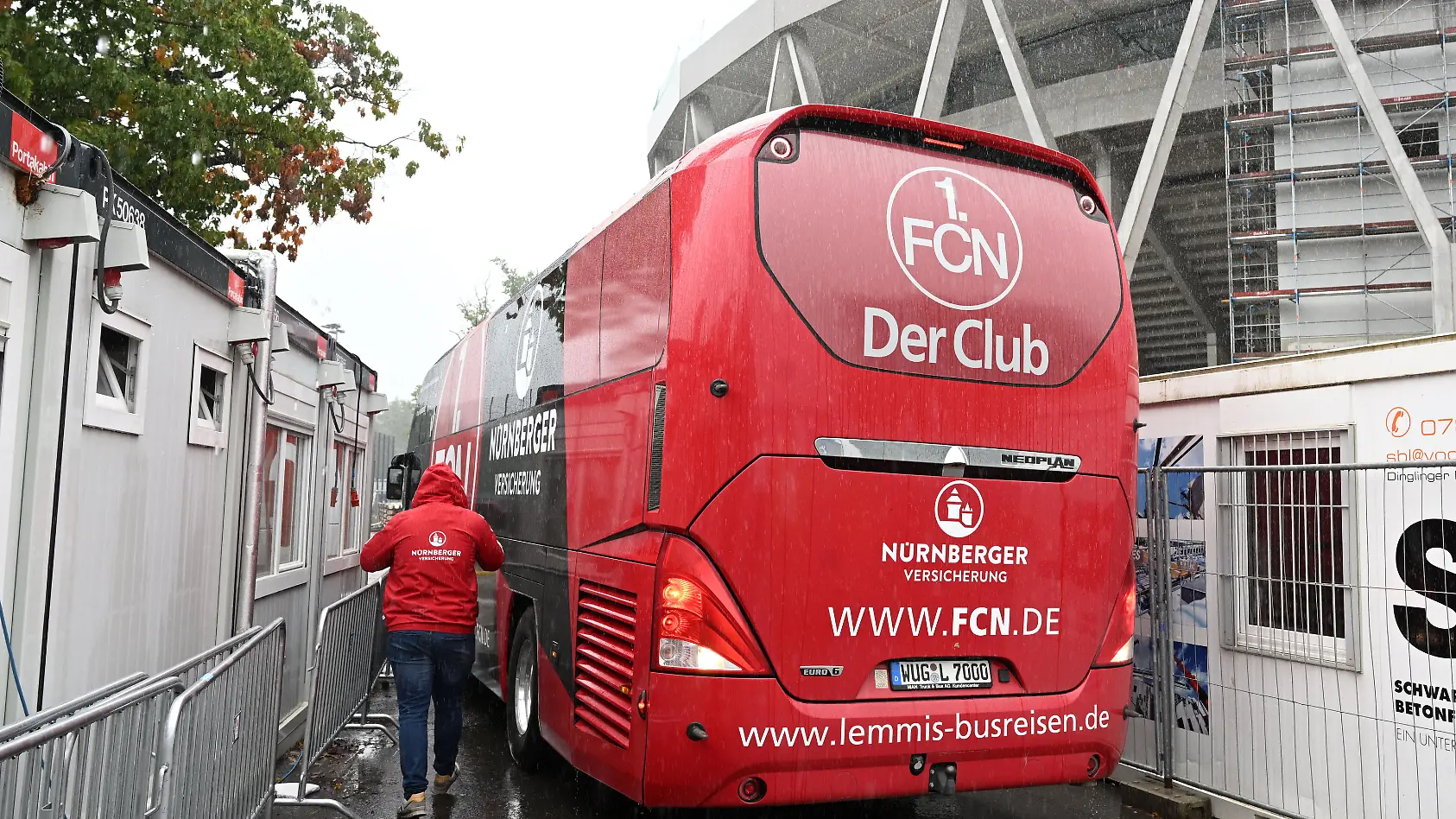 Kuriose Verwechslung: Karlsruher Polizei geleitet Nürnberger Fan-Bus ...